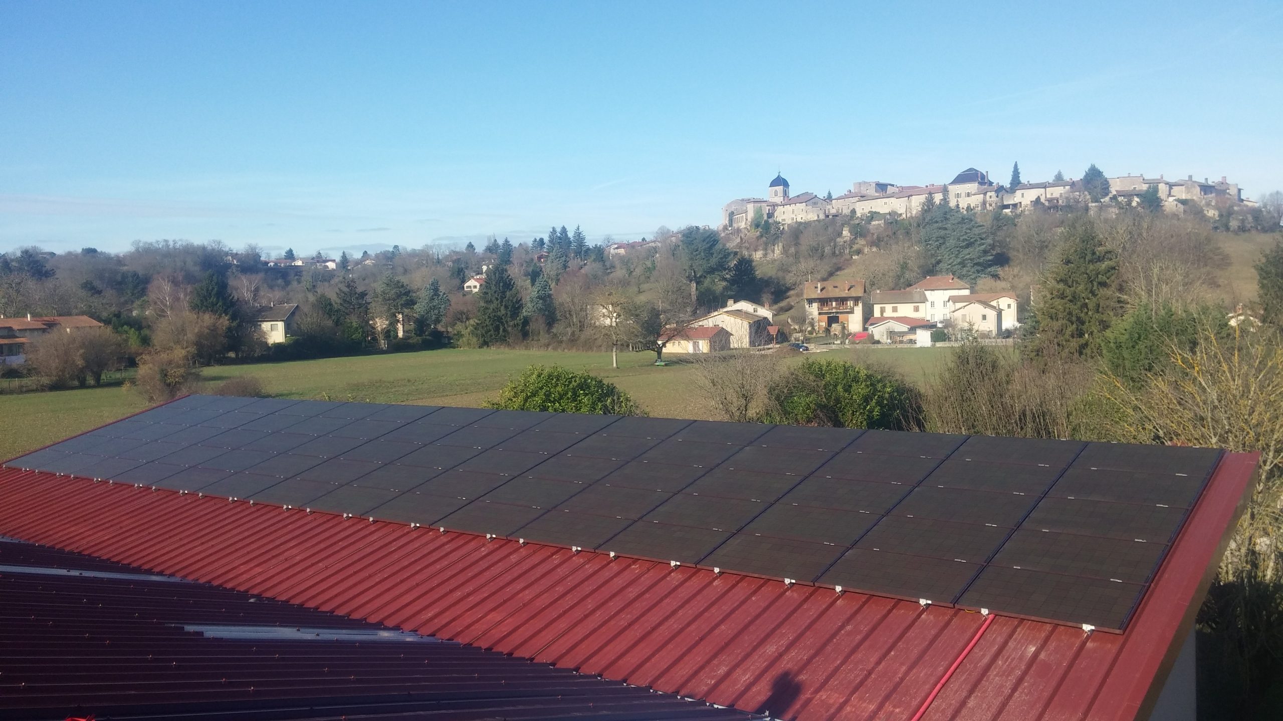 Une centrale photovoltaïque à Pérouges, la cité médiévale ! - Terre et ...